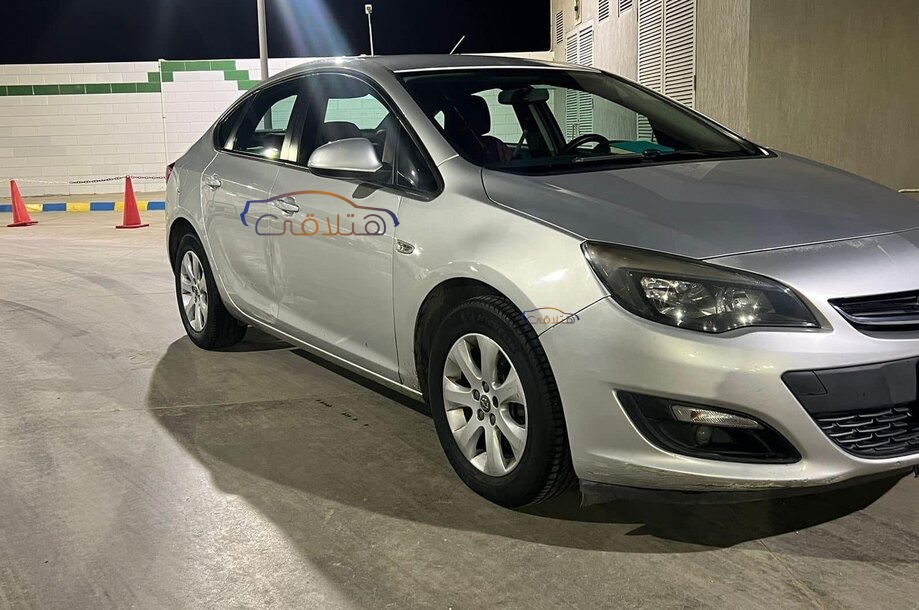 Astra Opel 2017 Maadi Silver 6421139 - Car for sale : Hatla2ee