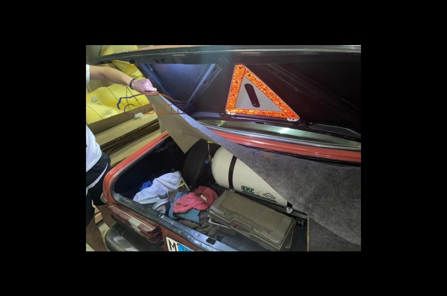 200 Mercedes 1977 Cairo Red 6476551 - Car for sale : Hatla2ee