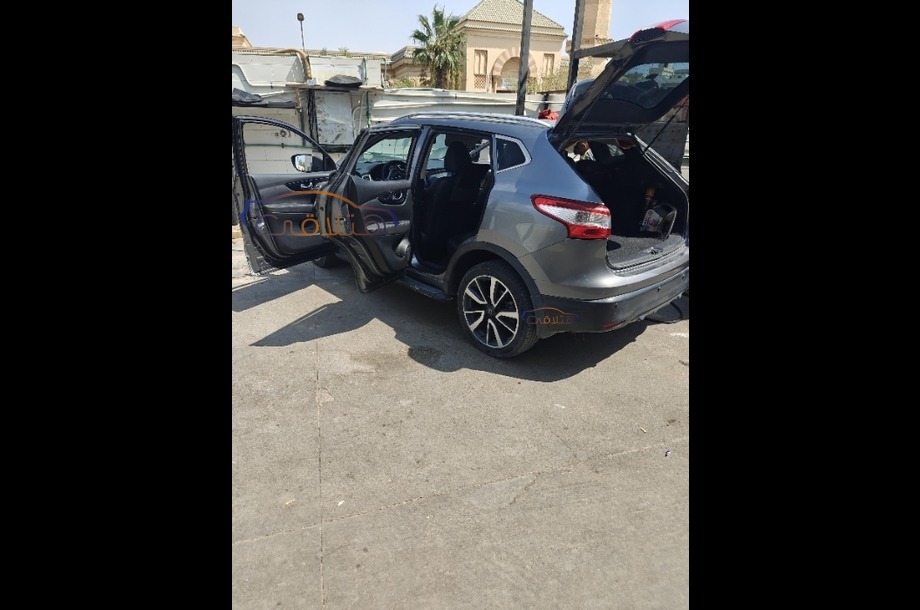 Qashqai Nissan 2016 6 October Silver 6584652 - Car for sale : Hatla2ee