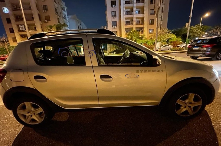 Sandero Step Way Renault 2016 Giza Silver 6748531 - Car for sale : Hatla2ee