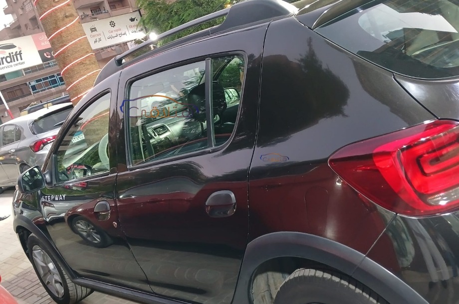 Sandero Step Way Renault 2021 Cairo Black 6868277 - Car for sale : Hatla2ee