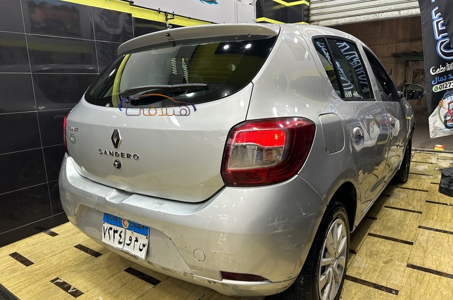 Sandero Renault 2017 Alexandria Silver 6904532 - Car for sale : Hatla2ee