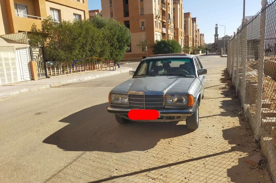 200 Mercedes 1982 6 October Cyan 6914671 - Car for sale : Hatla2ee