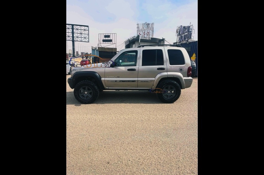 Liberty Jeep 2002 6 October Silver 6918997 - Car for sale : Hatla2ee