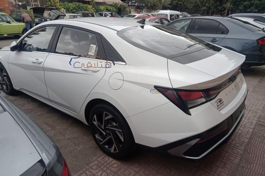 Elantra CN7 Hyundai 2023 Cairo White 6941883 - Car for sale : Hatla2ee
