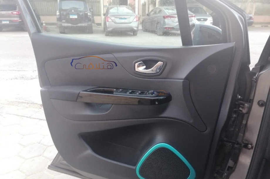 Captur Renault 2017 6 October Silver 7100931 - Car for sale : Hatla2ee