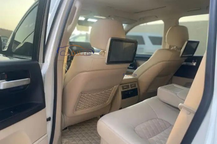 Land Cruiser Toyota 2020 Sharjah White 7101248 - Car for sale : Hatla2ee